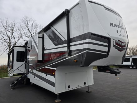Travel Trailers, Fifth Wheels, & Toy Haulers On Sale